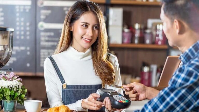 UAE Banks Achieve Record High Consumer Trust in 2023